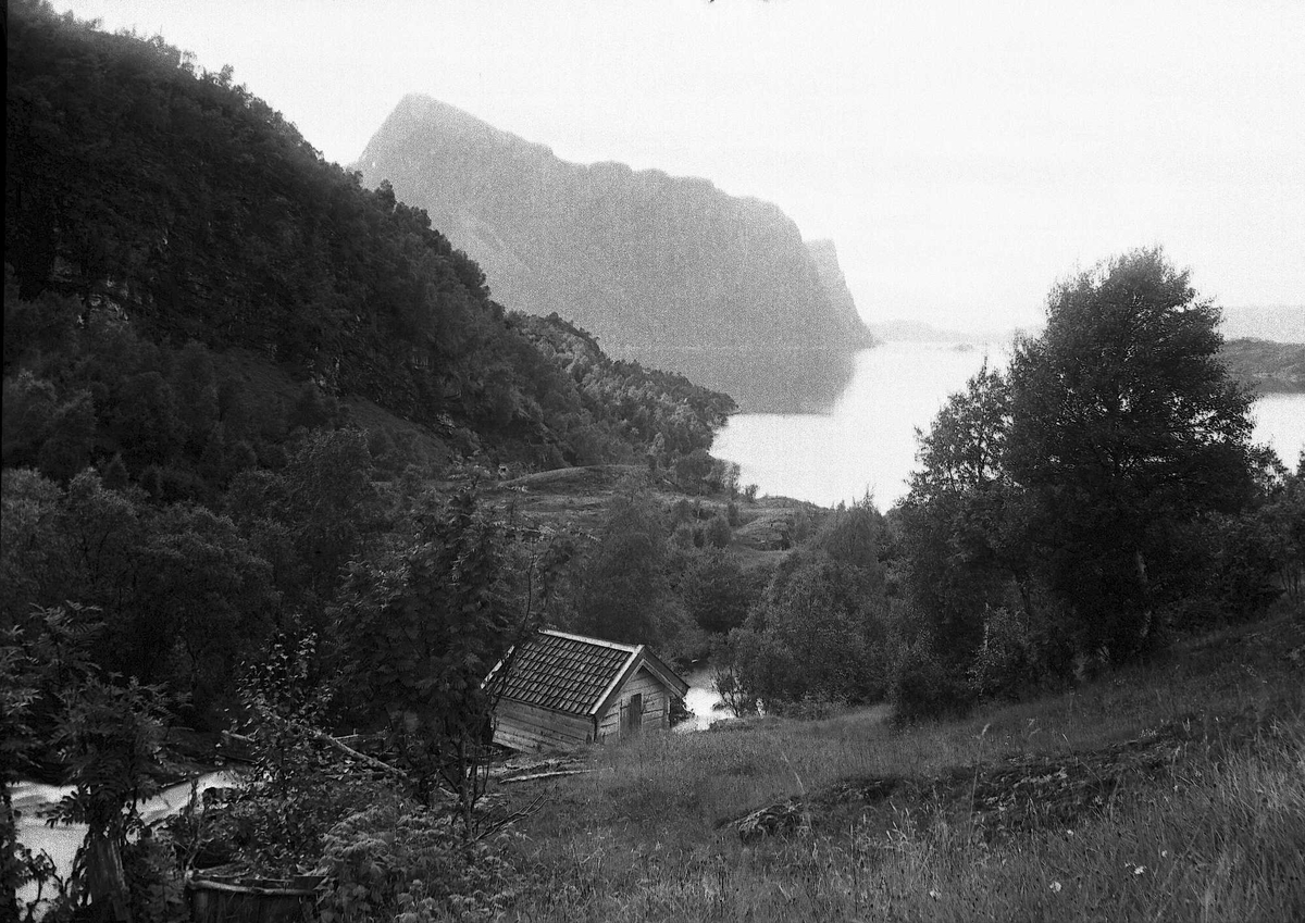 Fjell og fjord landskap. Foss og mølle. Vestlandet. Kvernhuset på ...