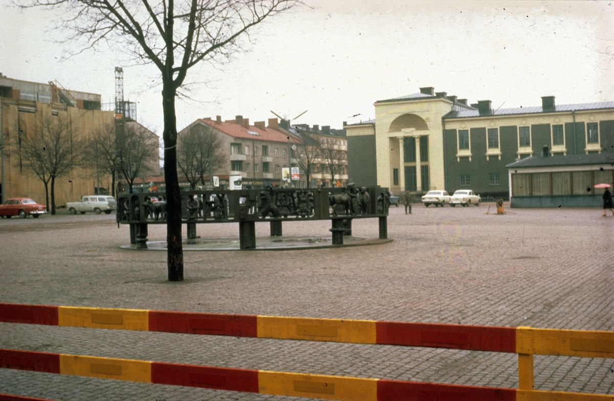 Vaksala torg, Uppsala 1970. I fonden Vaksalaskolan - Upplandsmuseet ...