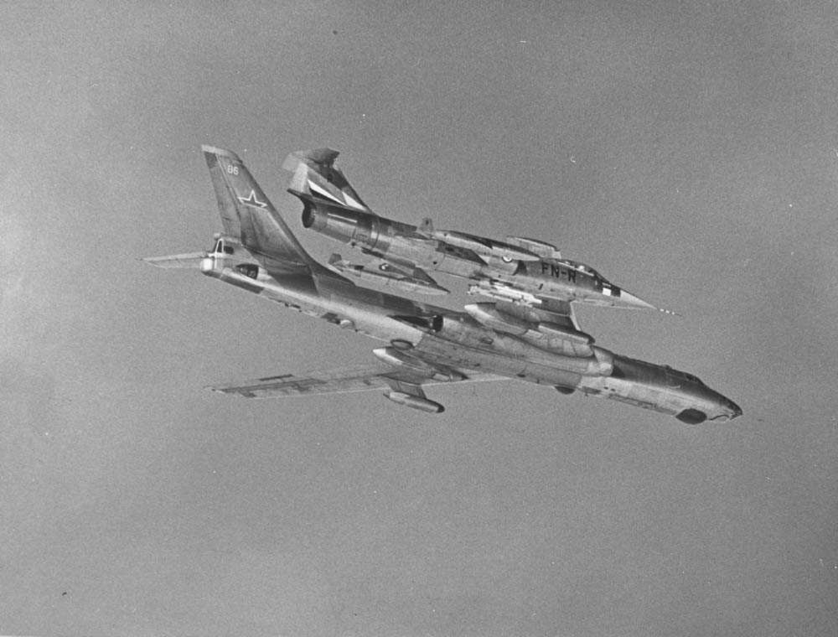 En F-104 Starfighter fra 331 skvadron, Bodø flystasjon, avskjærer et ...