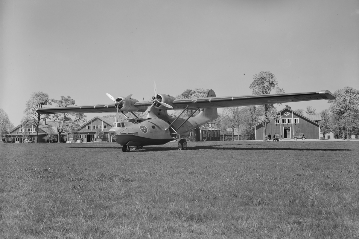Flygplan TP 47 Catalina på marken framför hangarer på F 3 Malmen ...