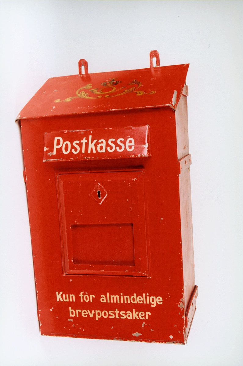 Postmuseet, gjenstander, postkasse, brevkasse, stor bilkasse ...