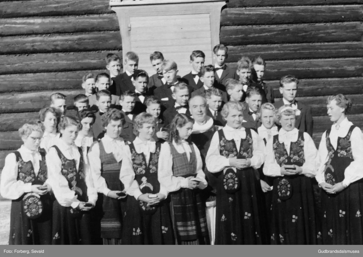 Konfirmasjon i Skjåk kyrkje 1957 - Gudbrandsdalsmusea AS / DigitaltMuseum