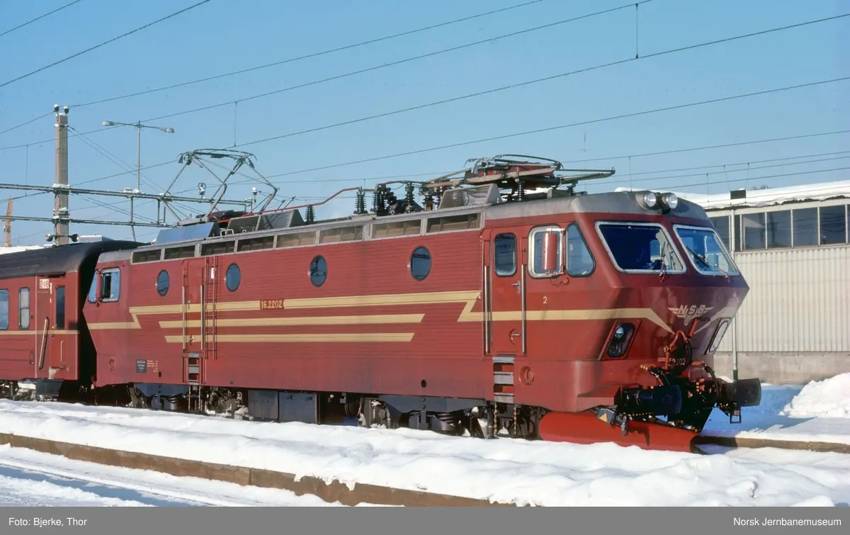 Elektrisk lokomotiv El 16 2202 i tog 308 på Hamar stasjon - Norsk ...