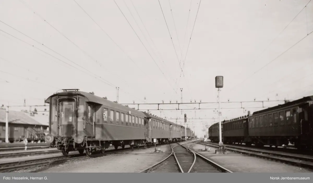 Persontog fra Trondheim til Oslo Ø over Røros, tog 302, kjører ut fra ...
