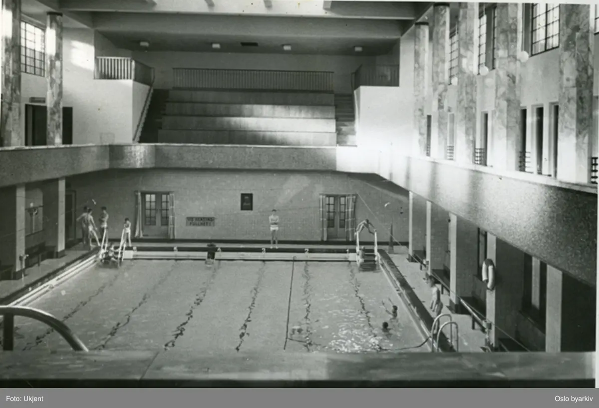 Torggata bad. Svømmehallen med badende gutter i bassenget. Bildet tatt ...