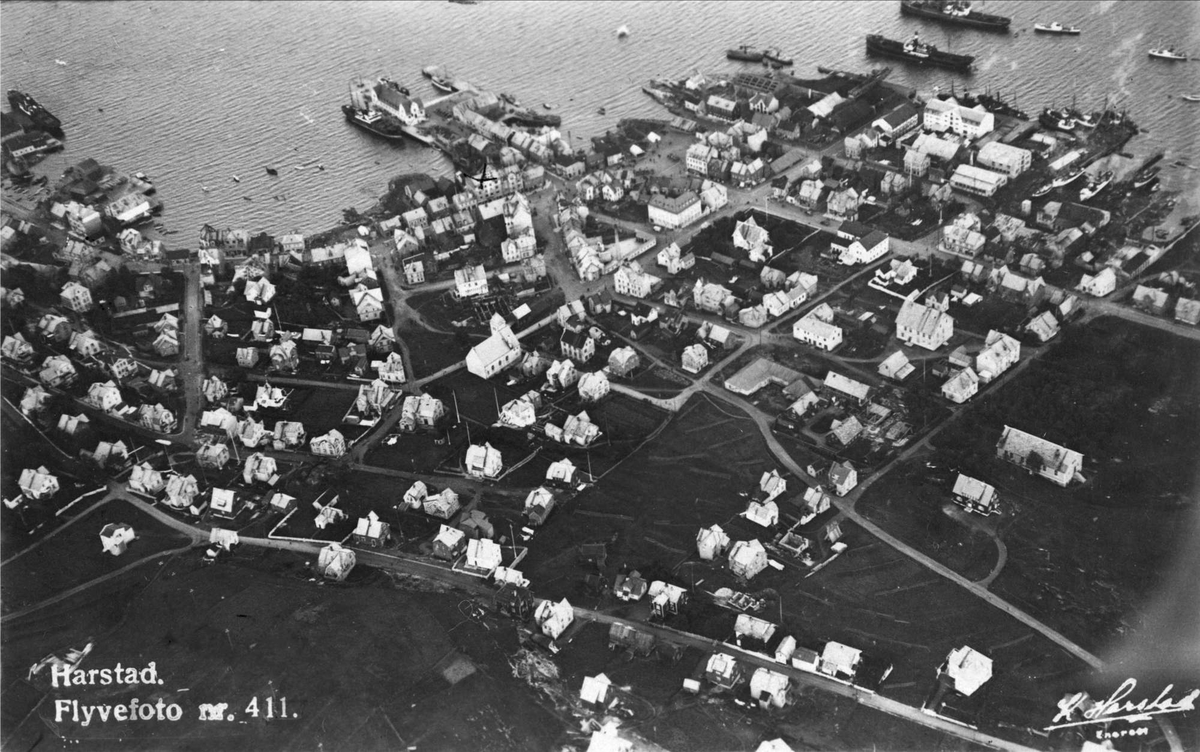 Flyfoto av Harstad sentrum. - Sør-Troms Museum / DigitaltMuseum