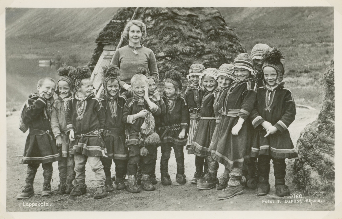 Samiska barn i folkdräkter. - Kalmar läns museum / DigitaltMuseum