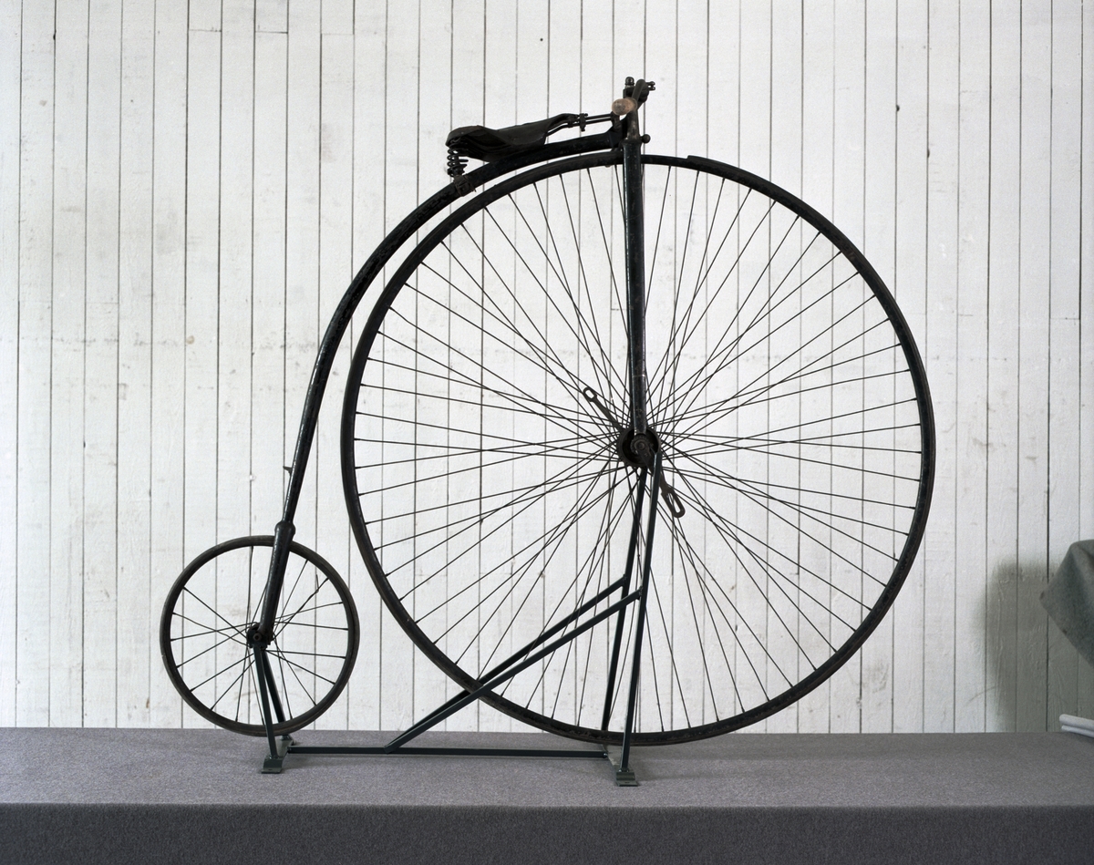 Cykel, höghjuling med ett stort framhjul och ett litet bakhjul med ...