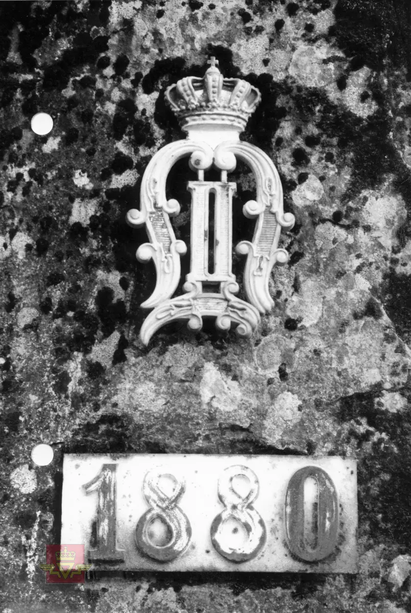 Kong Oscar II monogram og årstall 1880 i støpejern montert på ...