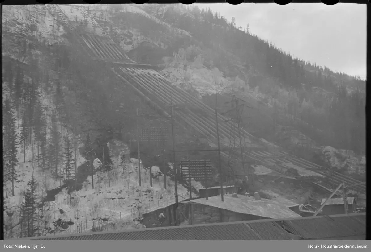 Ødeleggelser på rørgate og tak på Vemork Kraftstasjon etter alliert ...