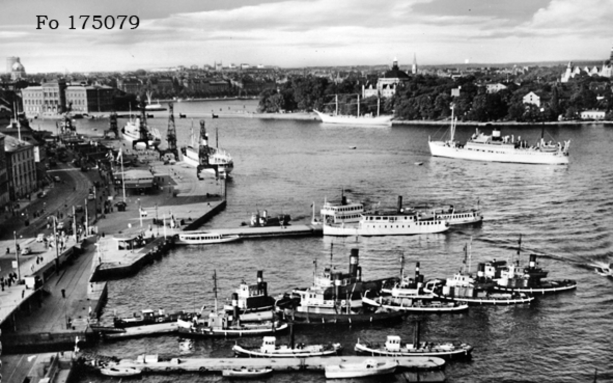 Stockholm-Skeppsbron. Vykort, märkt A 13828 Förlag: Illustrationsfoto W ...