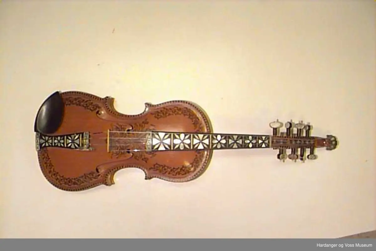 Hardingfele - Hardanger og Voss Museum / DigitaltMuseum